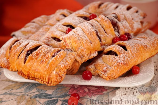 Рецепт Слойки с клюквой и бананом на